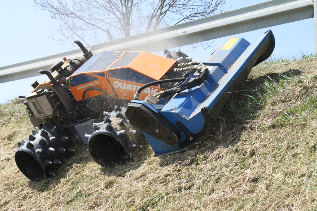 IRUS präsentiert den funkgesteuerten QUATRAK auf der Demopark | Bauhof ...