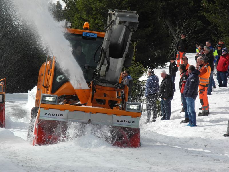 ZAUGG: Selbstfahrende Schneefrässchleuder Rolba R500 mit Wechselnutzen ...
