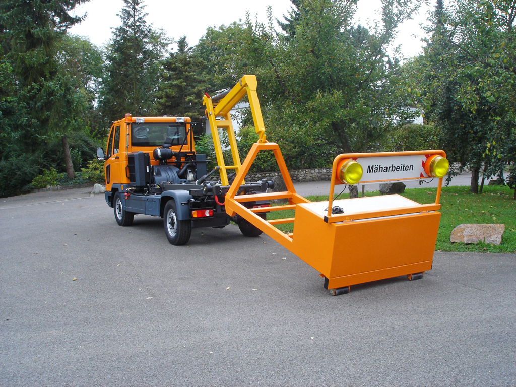 Multicar FUMO mit Maytec-Abrollsystem | Bauhof-online.de