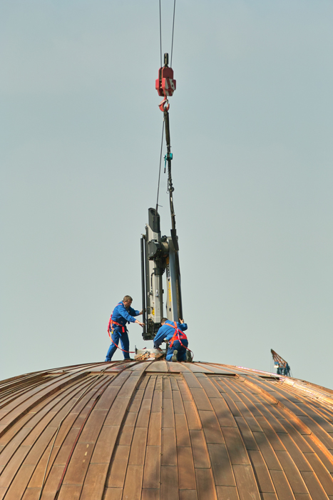 Palfinger Kran in Gebäude installiert | Bauhof-online.de