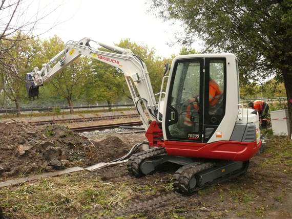 Der kompakte Takeuchi 3,5 t Bagger TB 235 - Der ideale Zugbegleiter ...
