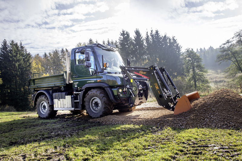 „Grün“ hilft „Orange“: Unimog-Geräteträger arbeiten das ganze Jahr über ...